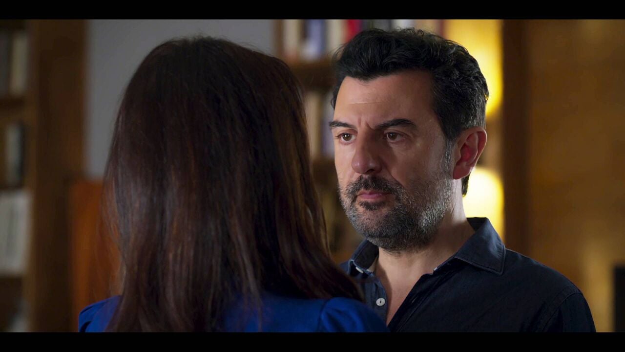 Vincenzo y Eva ensayan una escena romántica para un casting y Carolina lo malinterpreta