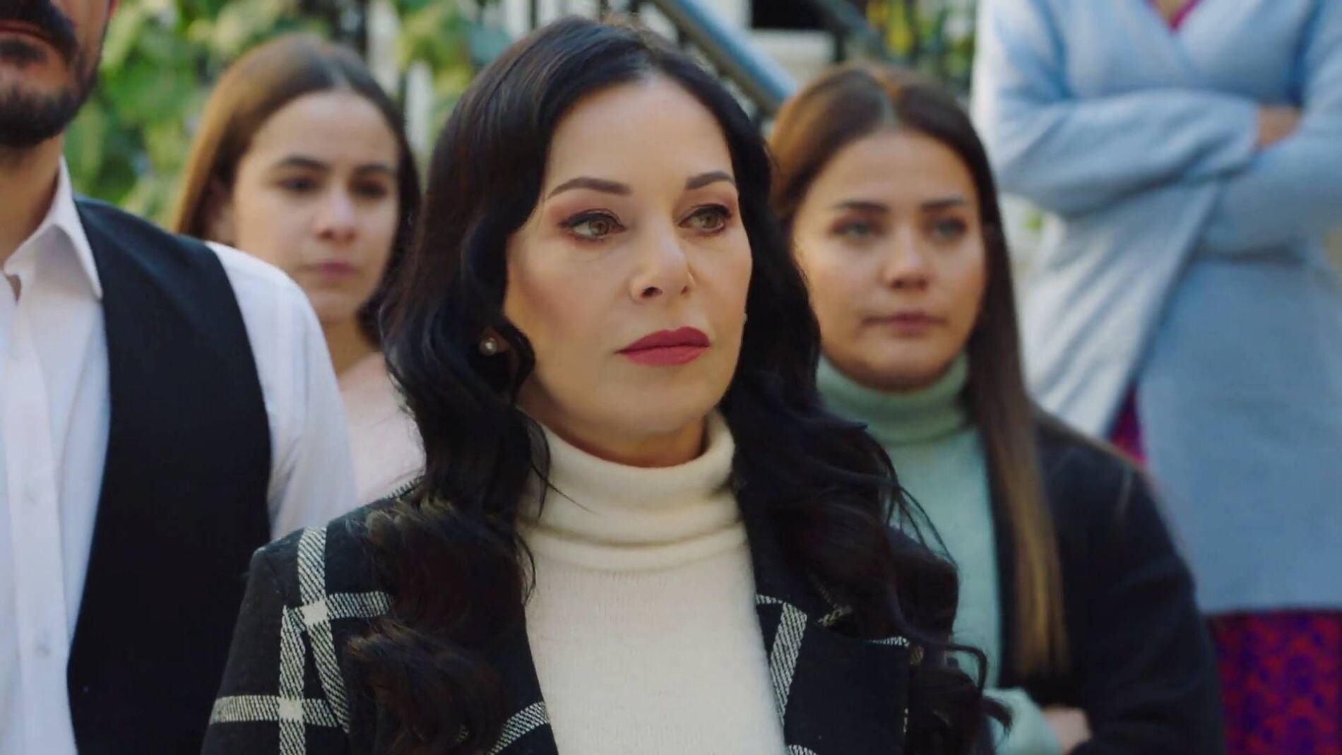 Adiós a los planes de Azade con el regreo de Yaman a la mansión