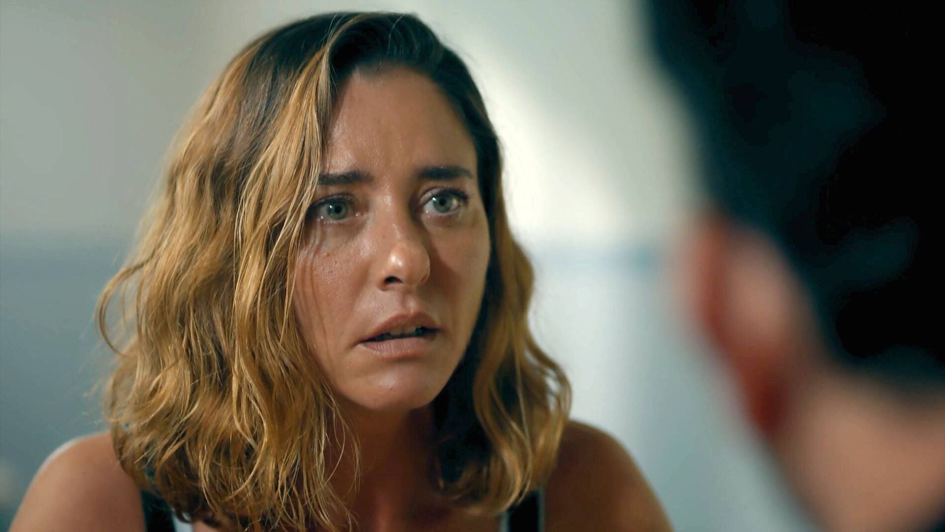 Cemal acude a la cárcel donde Cahide cumple condena para hacerle una ...