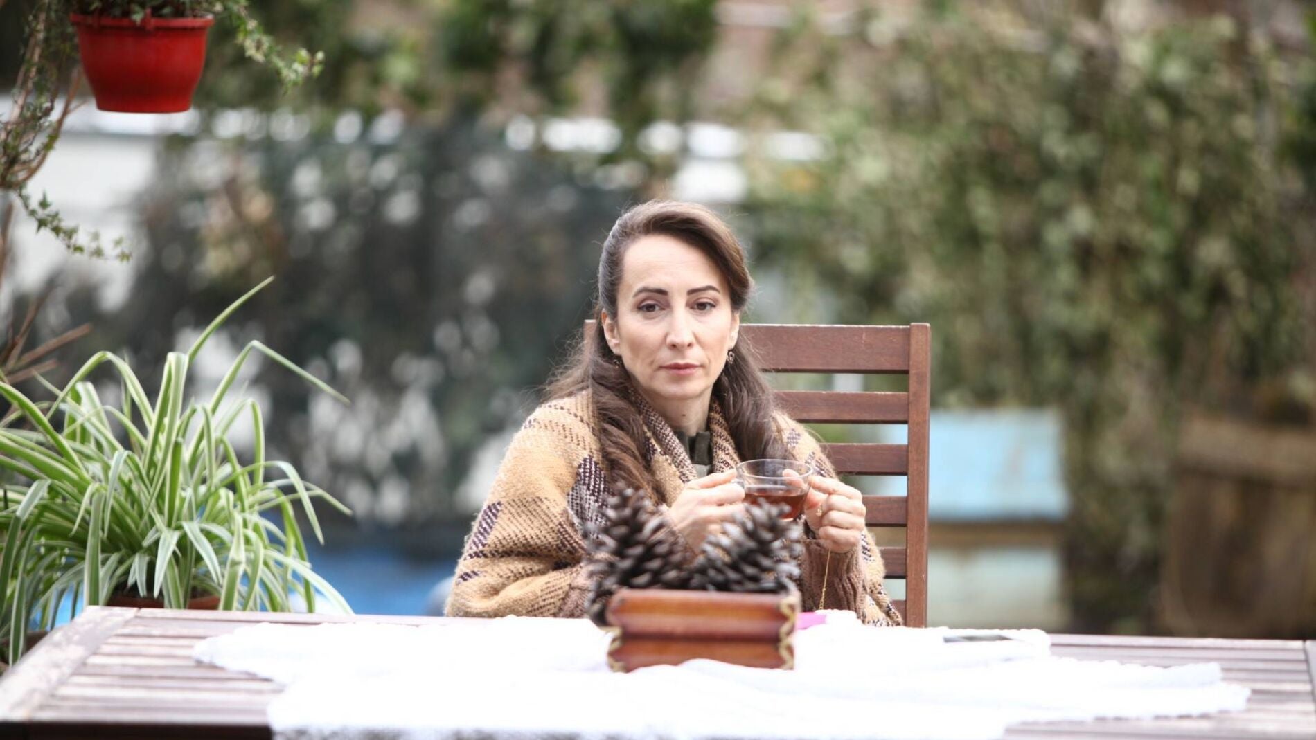 Mahinur, hermana de Metin, es un mujer estricta que se encariña con Melissa