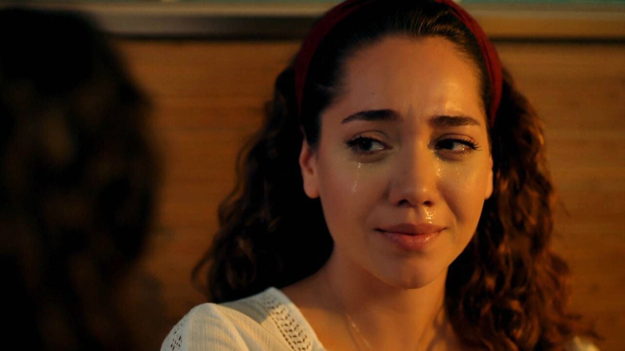 Ipek y Deren intentan sin éxito consolar a una desolada Azra