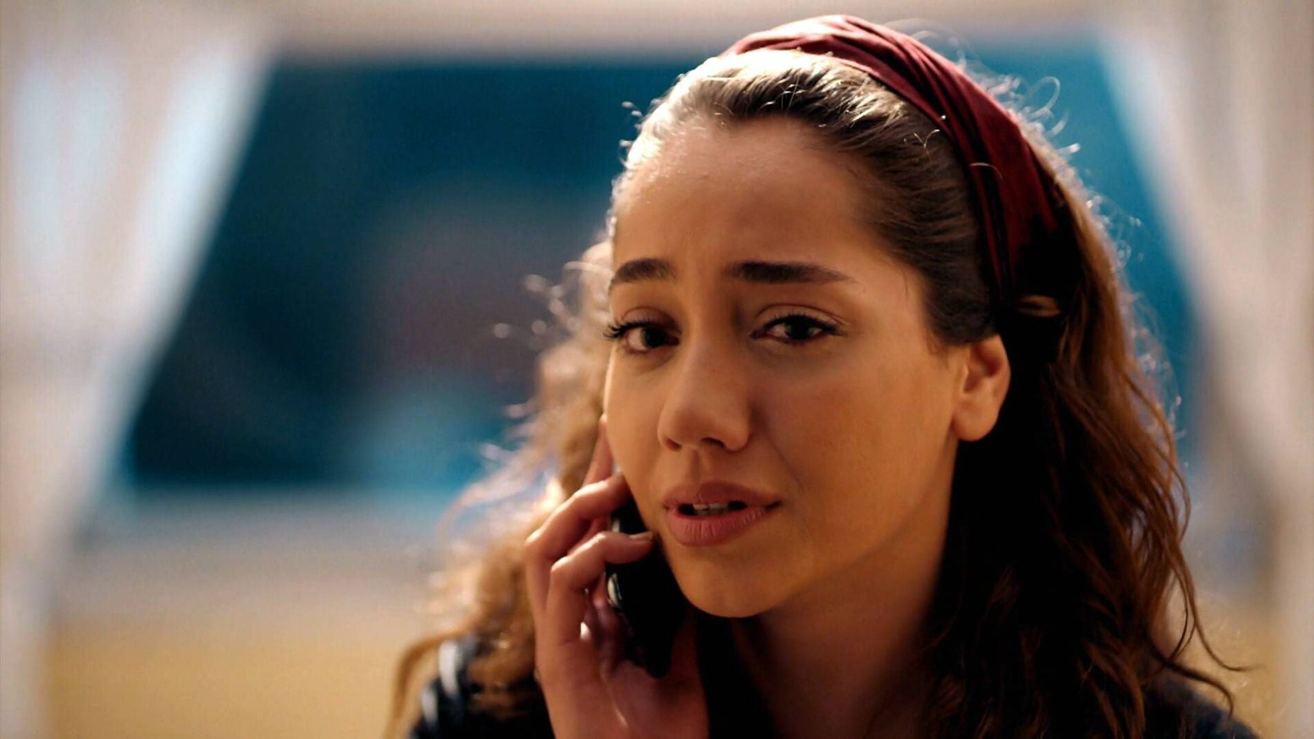 La despedida más triste de Azra que huye para salvar la vida y no ...