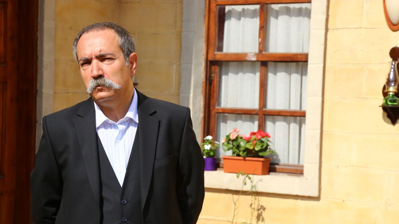 Kadim, padre de Berfin y Devra, es un hombre fácilmente manipulable por ...