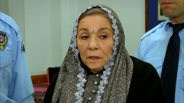 Rashit saca la fuerza y coraje necesarios para proteger a su hija Elif ...