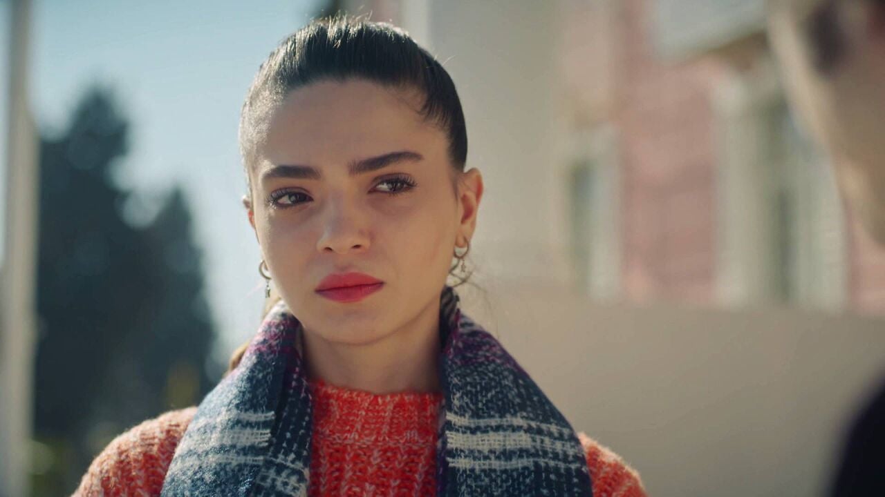 Kerem se siente atraído por Ikra y quiere ayudarla a localizar a su ...