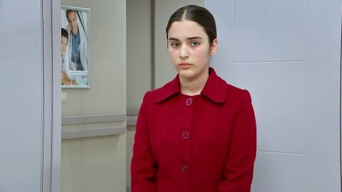 Zehra intenta buscar pruebas que demuestren que Leyla intenta matar a Melek