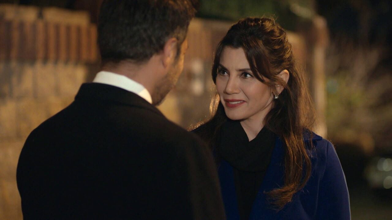 Efe actúa sin complejos ahora que Azra se ha convertido en su novia