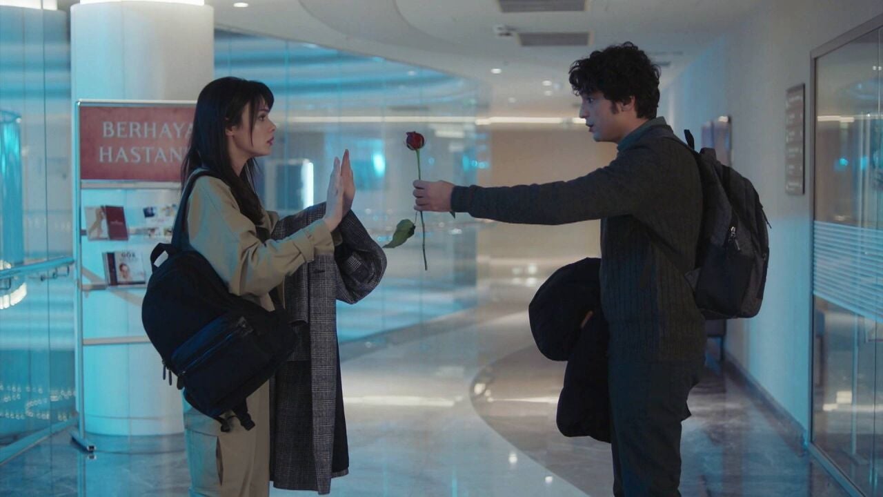 Alí se declara a Nazli con una rosa... ¿sentirá ella lo mismo por él?