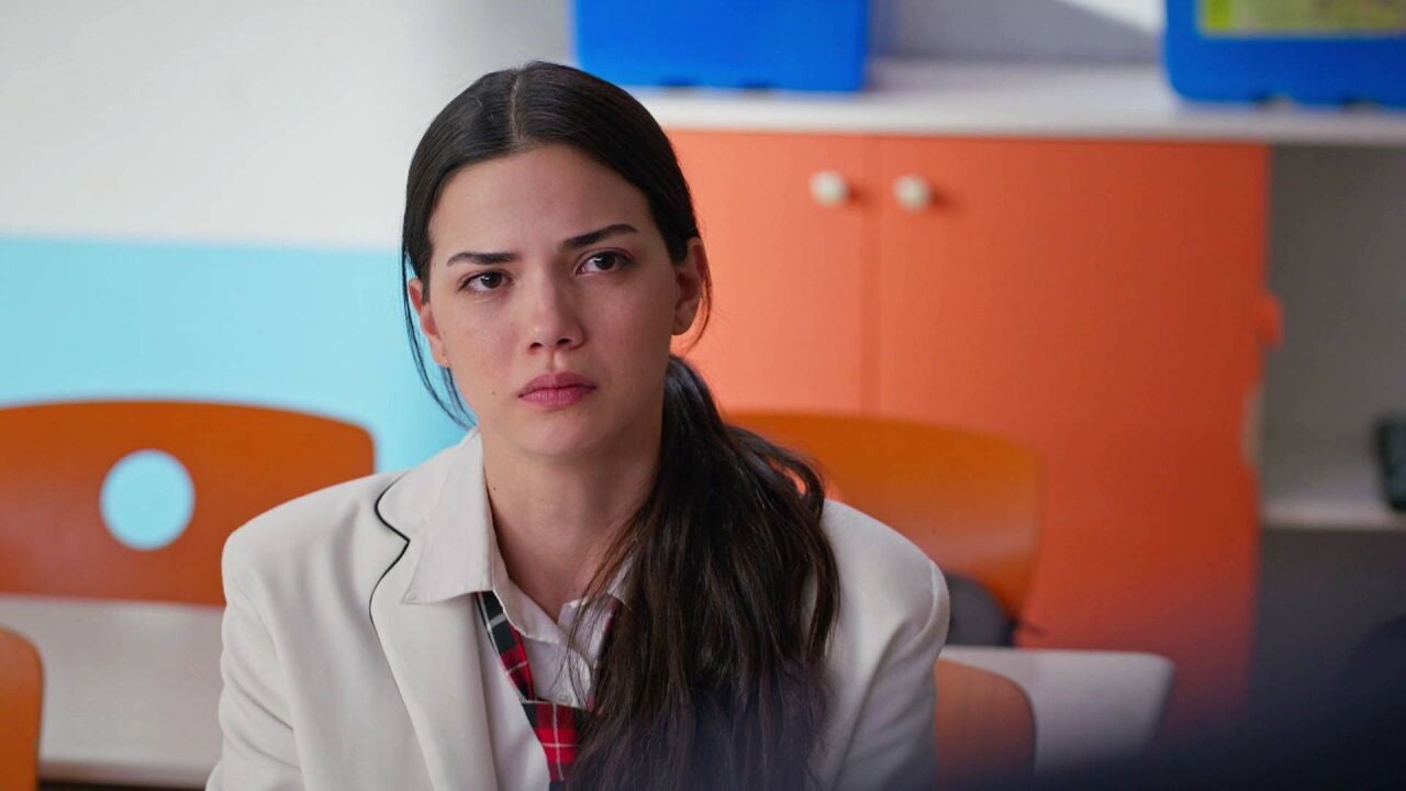 Yasmin no puede aceptar que su madre Şevval acabara con la vida de su padre, y rompe ...